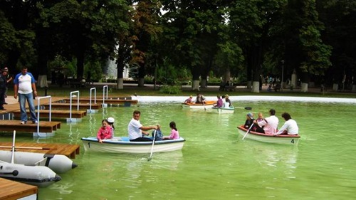 Peste Noapte: Poze cu Lacul din Parcul Municipal din Roman